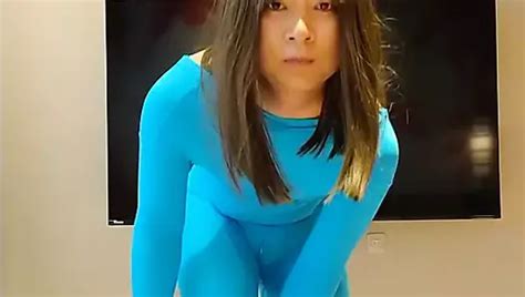 日本变态服手淫并穿着变形衣 Xhamster