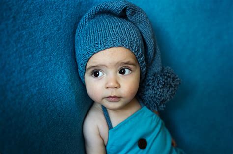 파란색 모자에 귀여운 신생아 푸른 배경에 행복한 아기 신생아의 클로즈업 초상화 아기 상품 포장 템플릿 보육 의료 및 건강 한 개념 크리스마스 새해 건강관리와 의술에 대한