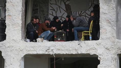 سوريون يرفضون مغادرة منازلهم المتصدّعة بفعل الزلزال في مدينة حلب Afp