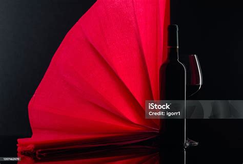 검은 배경에 레드 와인의 폐쇄 병과 유리 공간을 복사합니다 0명에 대한 스톡 사진 및 기타 이미지 0명 가득 찬 검은색