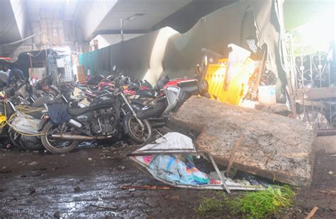 Mumbai Concrete Slab Of Flyover Falls Down At Bandra No Casualties