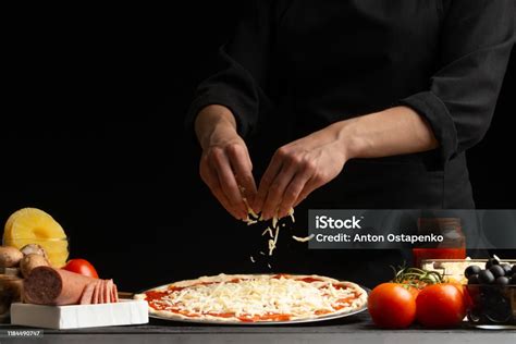 셰프가 피자를 요리하고 모짜렐라 치즈를 뿌려 재료로 배경을 따라 얼어붙습니다 레시피 북 메뉴 가정 요리 레스토랑에 대한 스톡