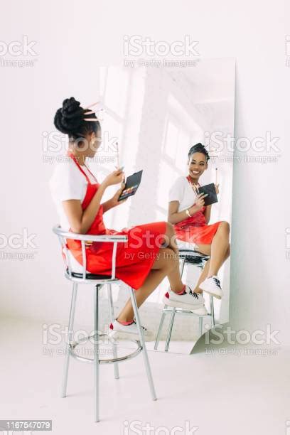 아름다운 젊은 아프리카 계 미국인 미용사 여자 들고 세트의 메이크업 브러쉬 고 보고 에 이 거울 건강한 생활방식에 대한 스톡 사진 및 기타 이미지 Istock