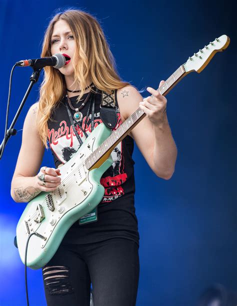 Rebecca Lovell Rfemaleguitarplayer