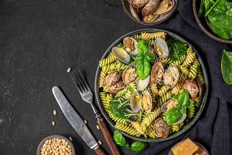 포크와 칼접시에 봉골라 조개 시금치 파마산 치즈 소나무 견과류 바질을 곁들인 해산물 파스타 맨 위 보기 가리비에 대한 스톡 사진 및 기타 이미지 Istock