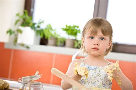 Kind Backt Kleines Mädchen Knetet Teig Küche Stockfotografie