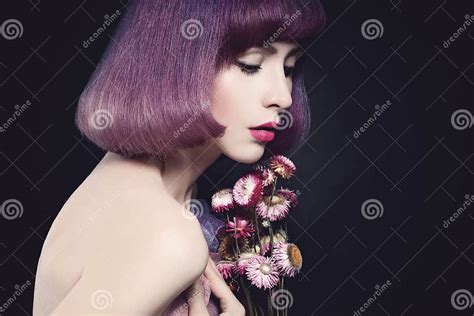 Femme Douce Sensuelle Avec Les Fleurs Roses Photo Stock Image Du