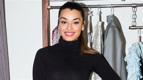 Sementa Rajhard Uska Haljina Koja Slavi Enstvenu Figuru Pje Anog Sata