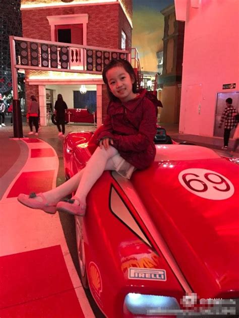 村長李銳爆照一家三口去杜拜過年，女兒跳跳活波可愛村長夫人很美 每日頭條