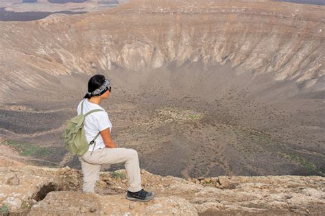 칼데라 데 로스 쿠에르보스의 험준한 풍경을 내려다보고 있는 카나리아 제도 스페인 40 49세에 대한 스톡 사진 및 기타 이미지 Istock
