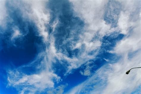 空中の空と雲の背景 白い雲と青い空を背景 プレミアム写真