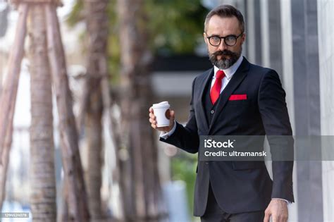 커피 한 잔을 들고 비즈니스 슈트에 남자 아침 낮에 커피 타임에 비즈니스 라이프 스타일man 신선 하 고 성공에 대 한 자신감에 행복 느낌 금융에 대한 스톡 사진 및 기타