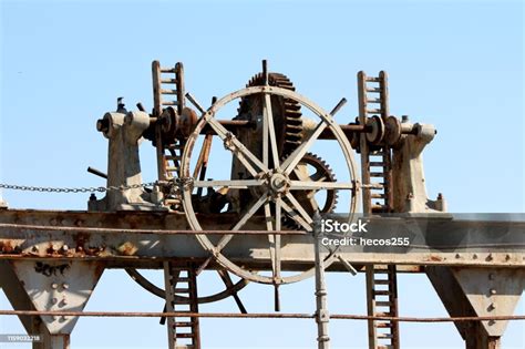 버려진 댐 톱니바퀴 녹슨 기어는 무단 사용을 방지하기 위해 작은 체인으로 잠겨 있습니다 0명에 대한 스톡 사진 및 기타 이미지 0명 기어 기계 부분 녹슨 Istock