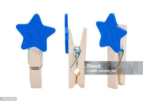 흰색 배경에 고립 된 파란색 나무 클립 색상은 별 모양으로 클립 됩니다 가사 집안일에 대한 스톡 사진 및 기타 이미지 가사