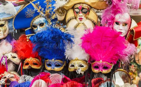 Colorida ColecciÃ³n De MÃscaras De Baile De MÃscaras Venecianas En ExhibiciÃ³n Foto de archivo