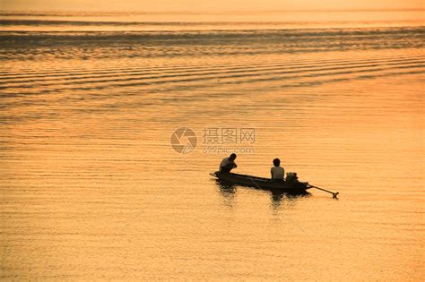 黄色和橙色背景的渔民剪影高清图片下载 正版图片502648086 摄图网