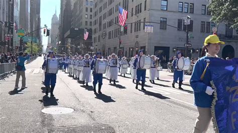 追查国际 On Twitter 👏哥伦布日游行在纽约第五大道登场，过百团体参与。游行路线途经多个地标建筑和中央公园豪宅区。法輪功团体如往年一样参与，共襄盛举。