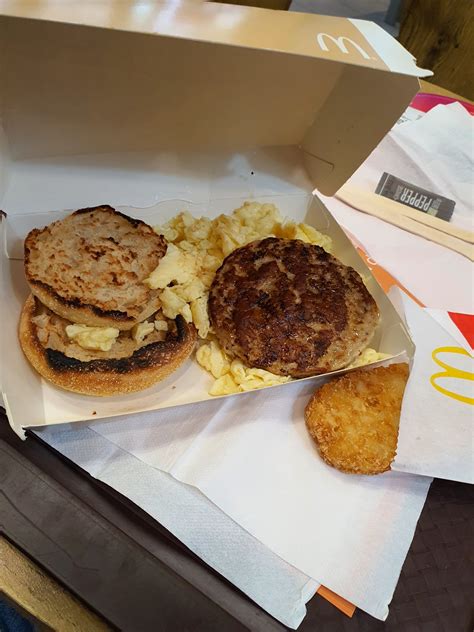 Cum Arată în Realitate Mic Dejun Mare De La Mcdonalds și Din Ce E Uri