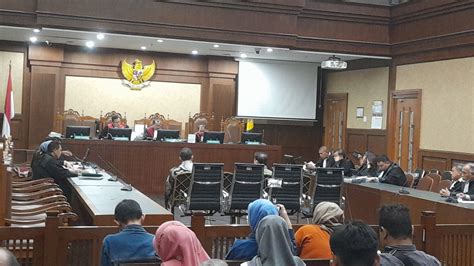 Eks Anggota BPK Achsanul Qosasi Didakwa Peras Rp Miliar Untuk