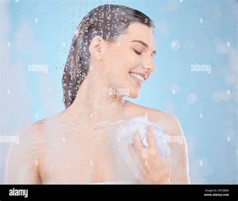 Ducha Limpieza Y Mujer Con Salpicaduras De Agua Para El Lavado El