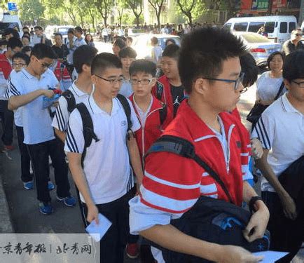 热点 山西女生大尺度毕业照 仅用报纸遮挡 搜狐