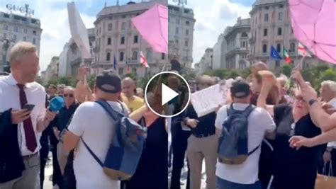 Contestatore Al Funerale Di Berlusconi Tensione Al Duomo Provano A