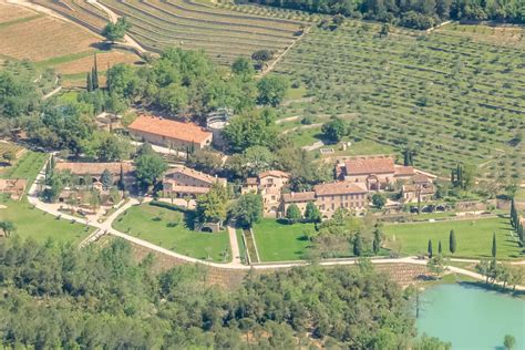 Angelina Jolie Et Brad Pitt Se Disputent Toujours Le Château De Miraval