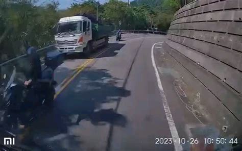 當在山路要盲彎超車時，想想家裡的人 爆料公社