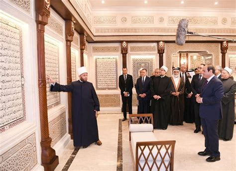الرئيس السيسي يشارك في مائدة السحور مع العاملين ويفتتح مركز مصر الثقافي