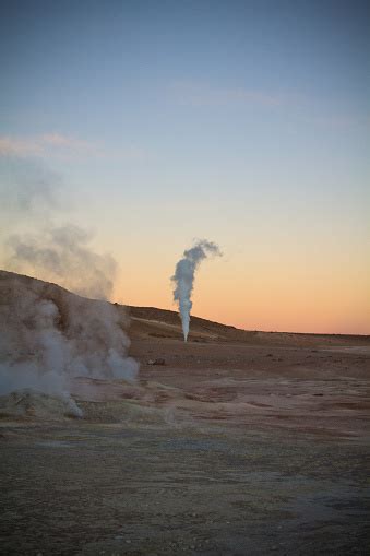 뜨거운 간헐천 볼리비아의 국립 공원에서 라 구나 베르데 또는 라 구나 콜로 나 같은 살라 르 데 우유 니와 라군의 풍경 조류와 홍학의 여러 종 0명에 대한 스톡 사진 및