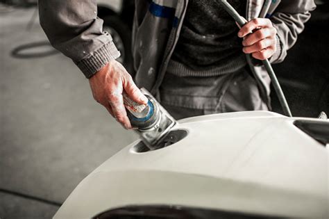 공압 샌드 링 도구를 사용하여 초과 충전 을 제거하는 자동차 수리 기술자는 사고로 손상된 자동차 번호를 형성합니다 가스 압축기에 대한 스톡 사진 및 기타 이미지 Istock