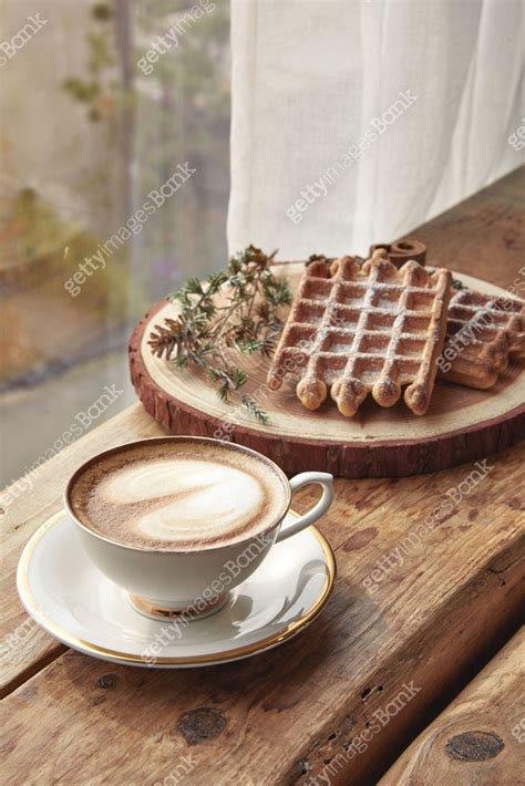 실내 창문 카페 계절 겨울 뜨거움 테이블 커피 뜨거운음료 커피잔 라떼 거품아트 카푸치노 가을 디저트 와플 시나몬와플 접시 커튼 데코르