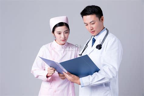 醫生和護士在看病歷圖片素材 圖片尺寸6720 × 4480px 高清圖案500735196