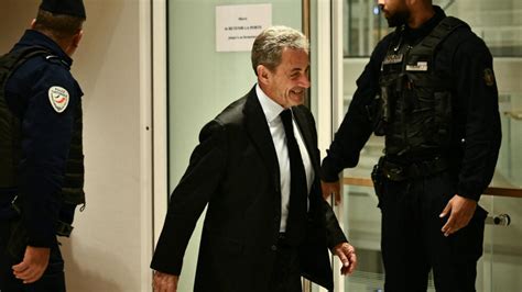 Экс президенту Франции Николя Саркози надели электронный браслет