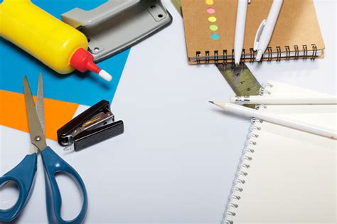 학교와 교육에 대 한 문구입니다 Notepads 그리고 쓰기 연필로 펜입니다 0명에 대한 스톡 사진 및 기타 이미지 0명 가위 개인 장식품 Istock