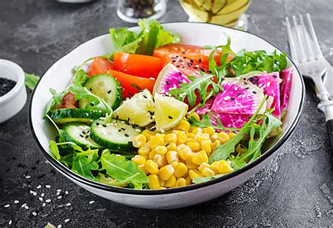채식주의 부처님 그릇입니다 신선한 생 야채오이 토마토 수 박 무 상 추 Arugula 옥수수와 그릇 신선한 샐러드입니다 채식