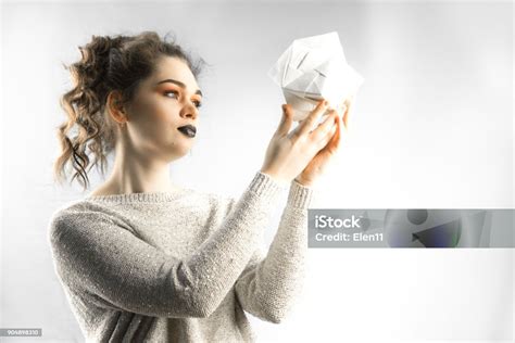 아름 다운 백인 곱슬 Hhair 비즈니스 젊은 여자의 초상화 그녀의 손 아이디어 개념에서에서 종이 영역을 보유 하고있다 20 29세에 대한 스톡 사진 및 기타 이미지