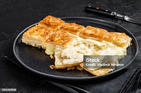터키 수 보레기 파이 타블라 보렉 또는 부렉 접시에 검은 색 배경 위쪽 보기 밀푀유에 대한 스톡 사진 및 기타 이미지 밀푀유