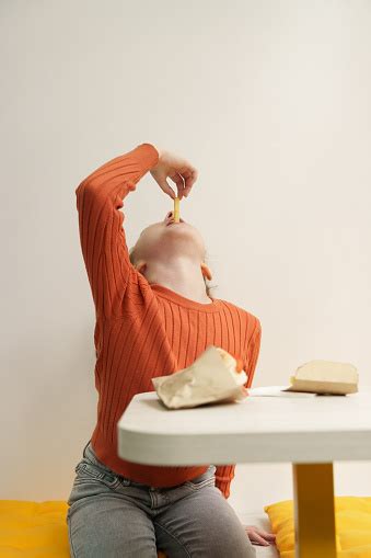 패스트 푸드 레스토랑에서 감자 튀김을 먹는 재미있는 어린 소녀 카페에서 점심을 즐기는 귀여운 백인 아이 8 9 살에 대한 스톡 사진 및 기타 이미지 Istock