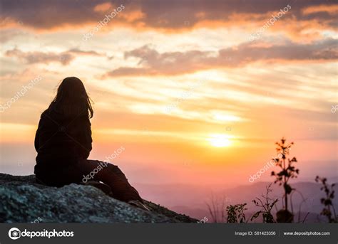 Silueta De Chica Solitaria Silueta Sombra Mujer Solitaria Con Bolso