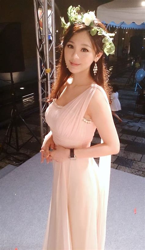 甜心主播吳依潔興奮抖貓耳 自曝素顏真面目飄出女神味 ETtoday星光雲 ETtoday新聞雲