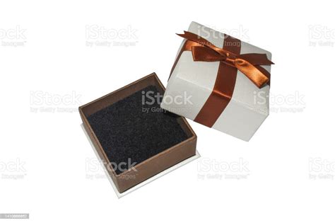 흰색 배경에 고립 된 갈색 리본이있는 선물 상자를 엽니 다 작은 빈 휴일 보석 상자 0명에 대한 스톡 사진 및 기타 이미지