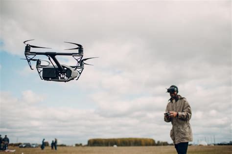 Premium Photo Man Controlling Fpv Quadcopter Drone With Goggles