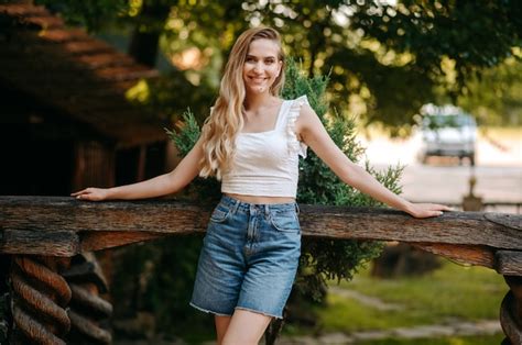 Retrato De Una Hermosa Chica Rubia Foto Premium