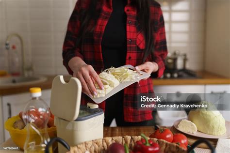 집에서 저녁을 요리하고 퇴비 통에서 유기농 음식물 쓰레기를 재활용하는 여자 집에서 보카시 용기에 남은 음식을 퇴비화하는 여성 가정 생활에 대한 스톡 사진 및 기타 이미지