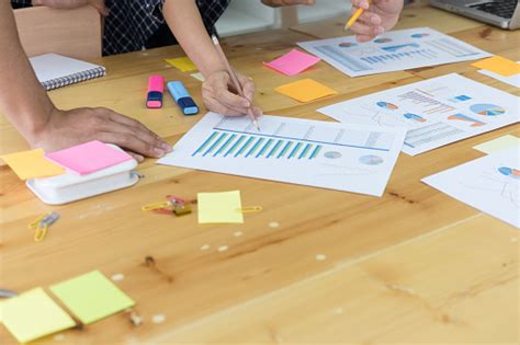 신생 젊은 성공적인 팀 현대 사무실 인테리어 브레인 스토밍에서 회의에 사업 계획을 세우고 금융 및 마케팅 그래프 및 차트작업