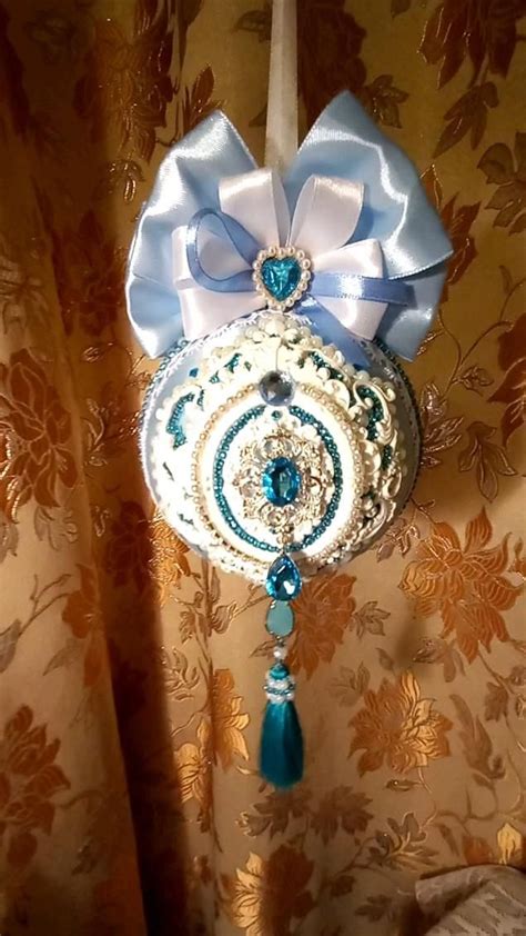 Нежно голубой брошь на шторе