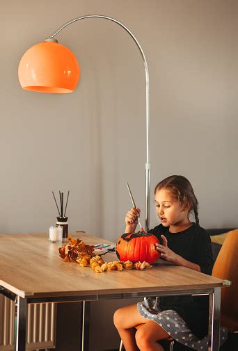 할로윈을위한 방에서 호박을 장식하는 어린 소녀 아이들은 집을 장식합니다 아이들은 호박을 조각합니다 으스스한 할로윈 재미 10월에 대한 스톡 사진 및 기타 이미지 Istock