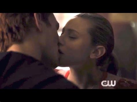 Archie And Betty Kissing