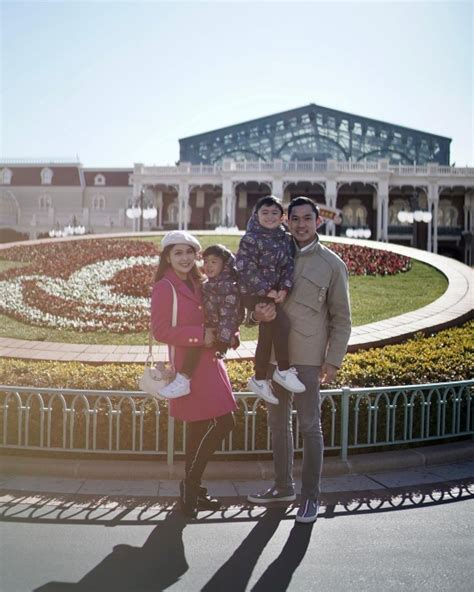 5 Potret Cantik Sandra Dewi Di Disneyland Tokyo Penampilannya Banjir